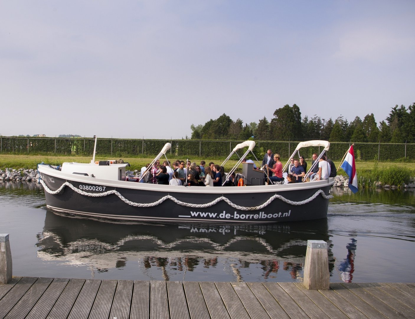 Borrelboot in Harderwijk start met eerste rondvaarten ...