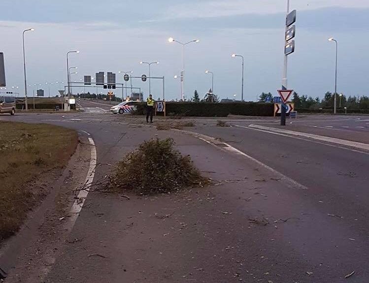 Automobilist met drank op rijdt rechtdoor op de rotonde en richt enorme ...