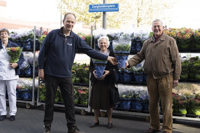 Oud-burgemeester Johan de Groot en zijn echtgenote delen hortensia's ...