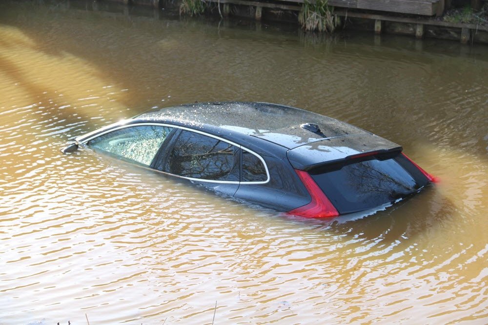 Auto in het water op de Bazuindreef in Harderwijk - Harderwijksezaken.nl