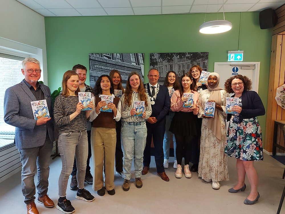 Leerlingen CCNV overhandigen Hanze-roman aan locoburgemeester Edwin ...