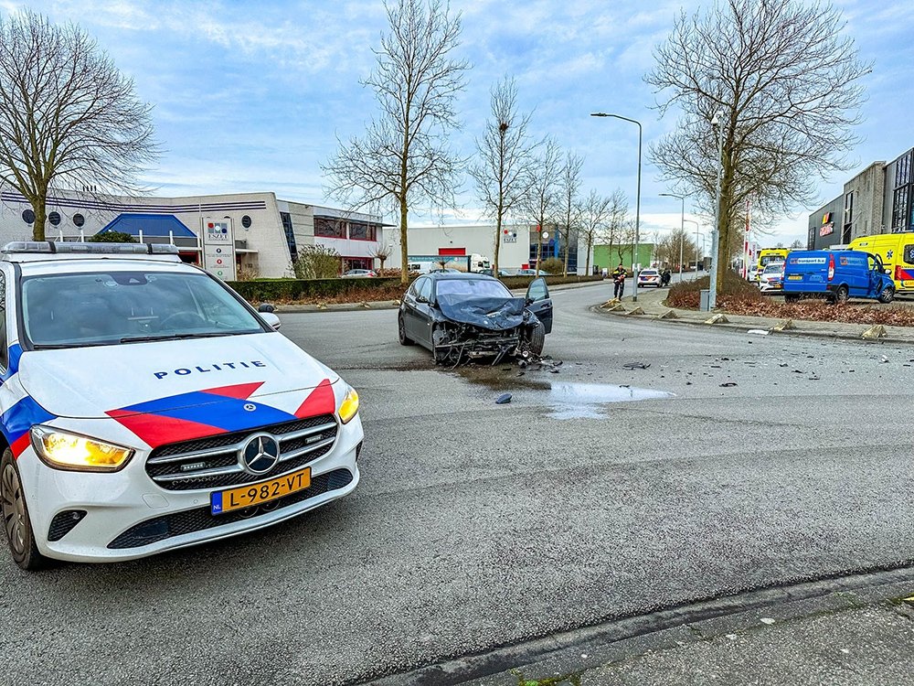 Botsing tussen een personenauto en een bestelbus - Harderwijksezaken.nl
