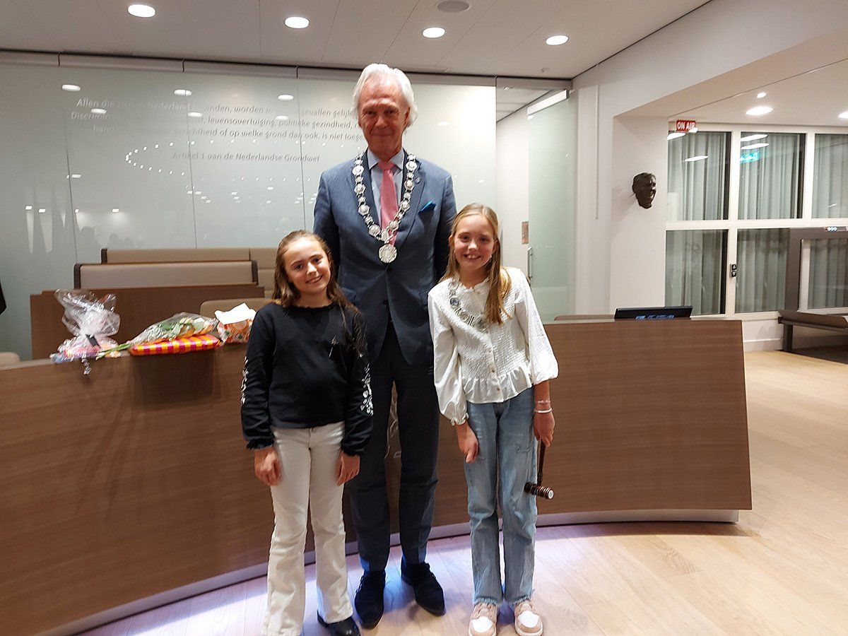 Kinderburgemeester Diede Schaftenaar en kinderwethouder Dana Ruiter ...